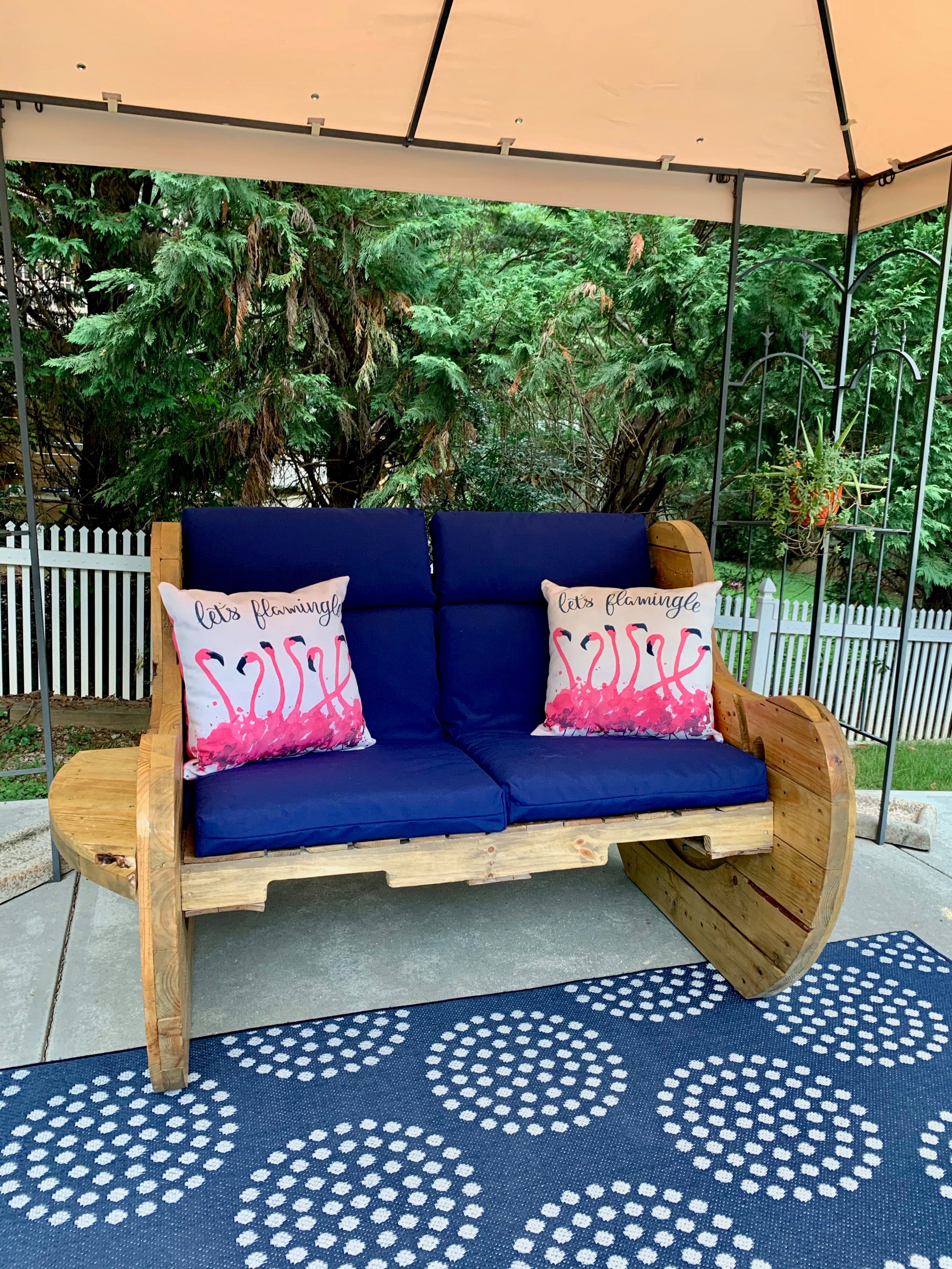 Making a Cable Spool Pallet Bench (Video Tutorial!) – Just Might DIY